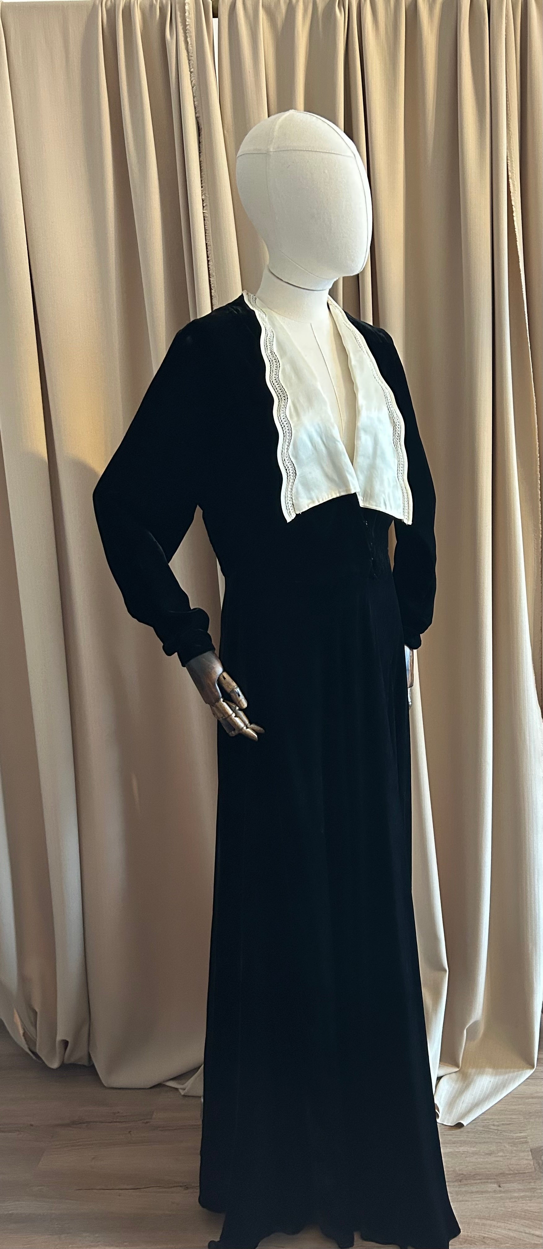 Antique Debenham & Freebody Velvet Gown – The Stuffed Pigeon